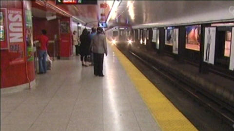 David Miller dans le métro | Radio-Canada
