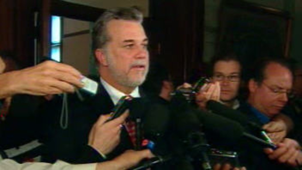 Couillard en réflexion | Radio-Canada
