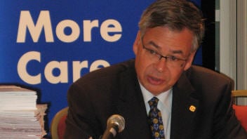 La survie du public passe par le privé | Radio-Canada