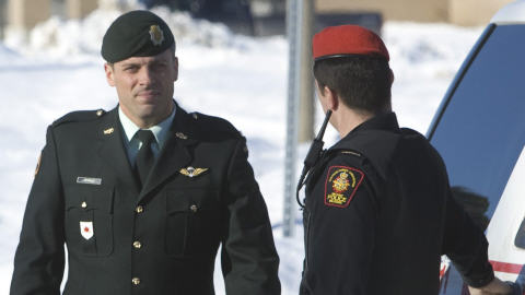 Le militaire recouvre sa liberté | Radio-Canada