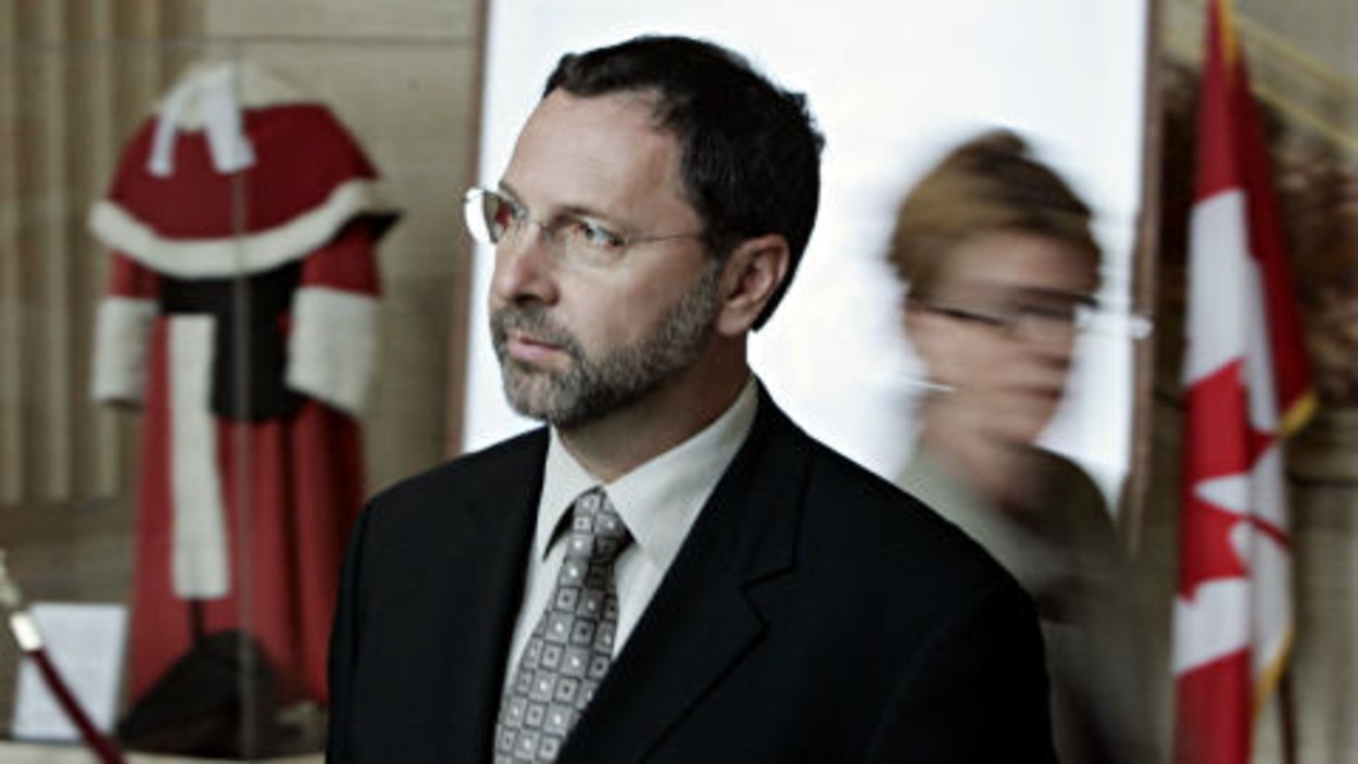 Yves-Thomas Dorval prend la barre | Radio-Canada