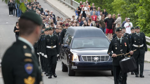 Alexandre Péloquin porté en terre | Radio-Canada