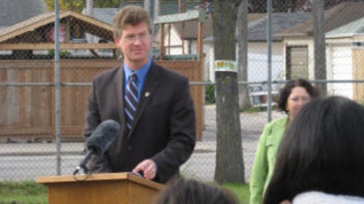 Andrew Swan se lance dans la course | Radio-Canada