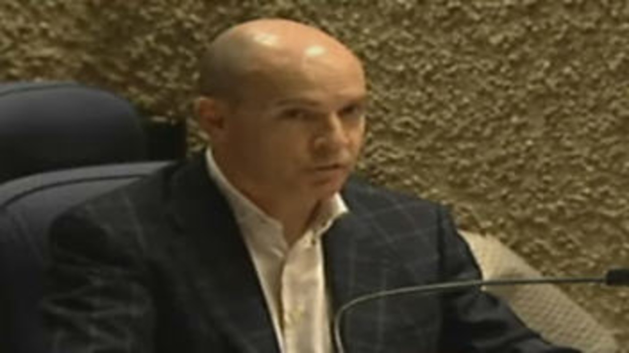 André Carle fourbit les armes | Radio-Canada