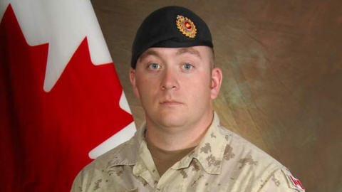 La dépouille du sergent MacNeil de retour au pays | Radio-Canada