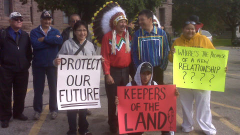 Les Autochtones manifestent | Radio-Canada