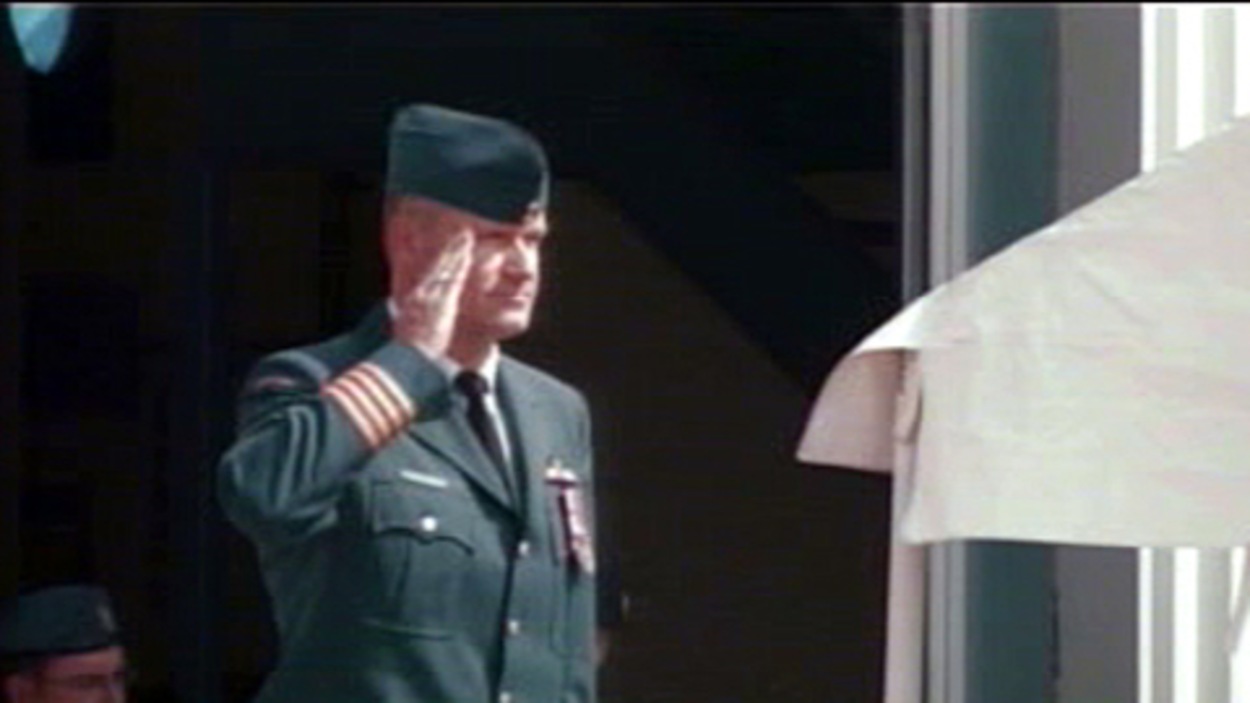 Les uniformes de l'ancien Col Russell Williams brûlés | Radio-Canada
