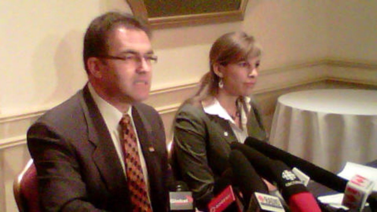 Roger Duguay cède sa place | Radio-Canada