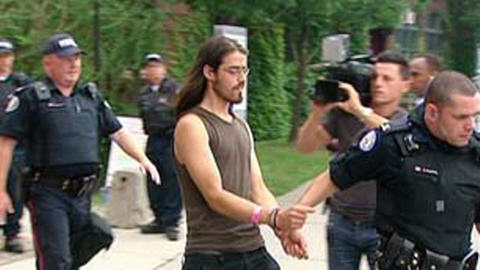 Des arrestations sans mandat | Radio-Canada