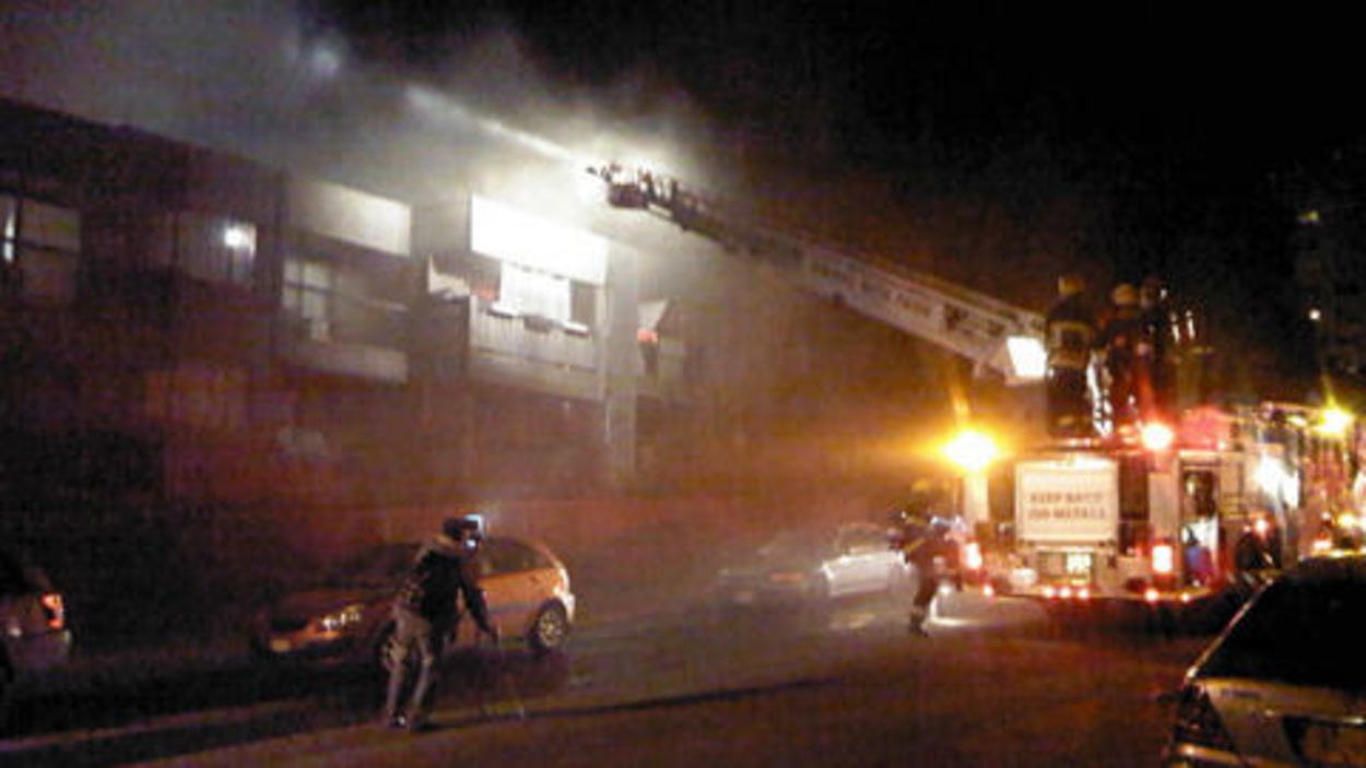 Les résidents d'un immeuble incendié dormiront à l'hôtel | Radio-Canada