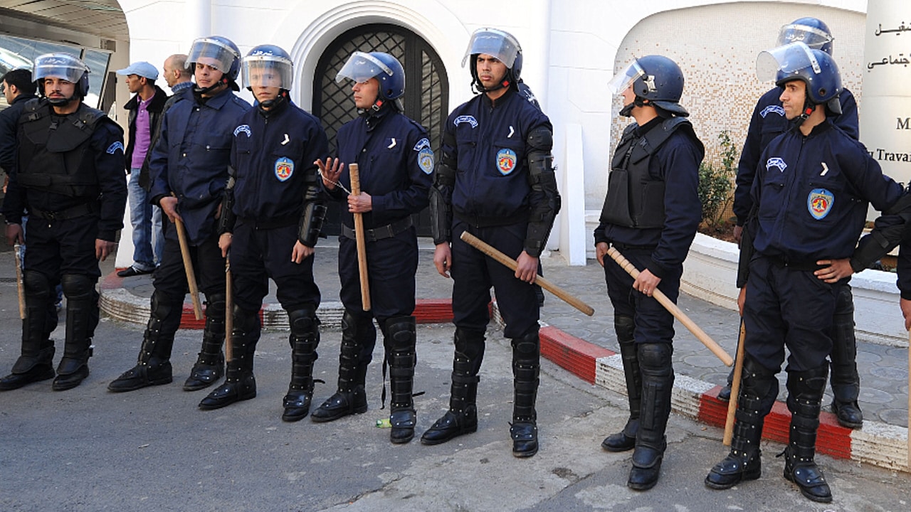 Premiers accrochages et arrestations à Alger | Radio-Canada