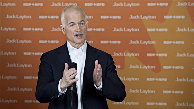 Le chef néo-démocrate Jack Layton en conférence de presse à Saskatoon ...
