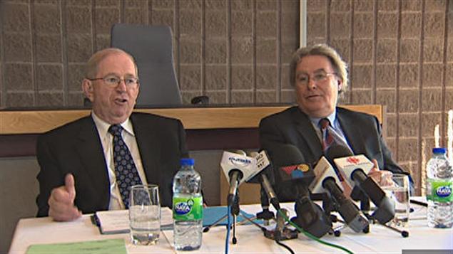 Le juge en chef Robert Pidgeon rassure les candidats jurés au procès ...