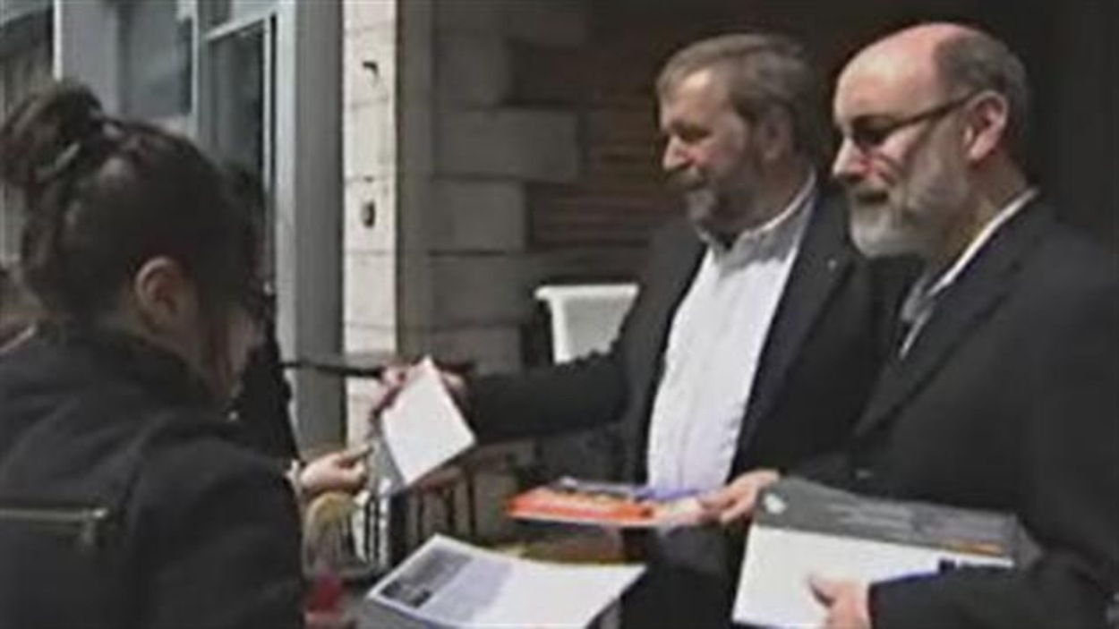 Robert Aubin derrière Thomas Mulcair | Radio-Canada