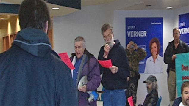 Des membres du FRAPRU occupent le bureau électoral de Josée Verner ...