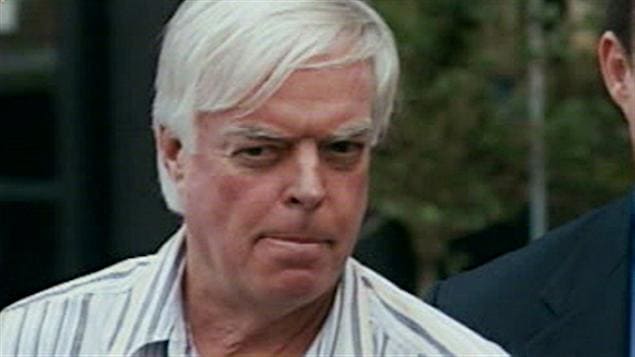 Première victoire pour 77 victimes d'Earl Jones | Radio-Canada