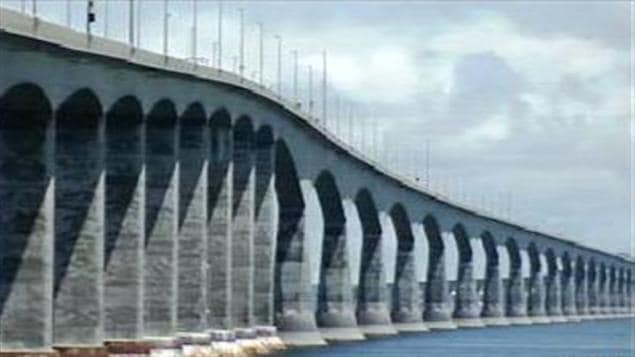 Travaux sous le pont de la Confédération | Radio-Canada