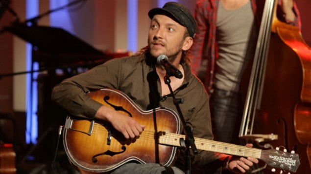 Bernard Adamus obtient le Prix Félix-Leclerc | Radio-Canada