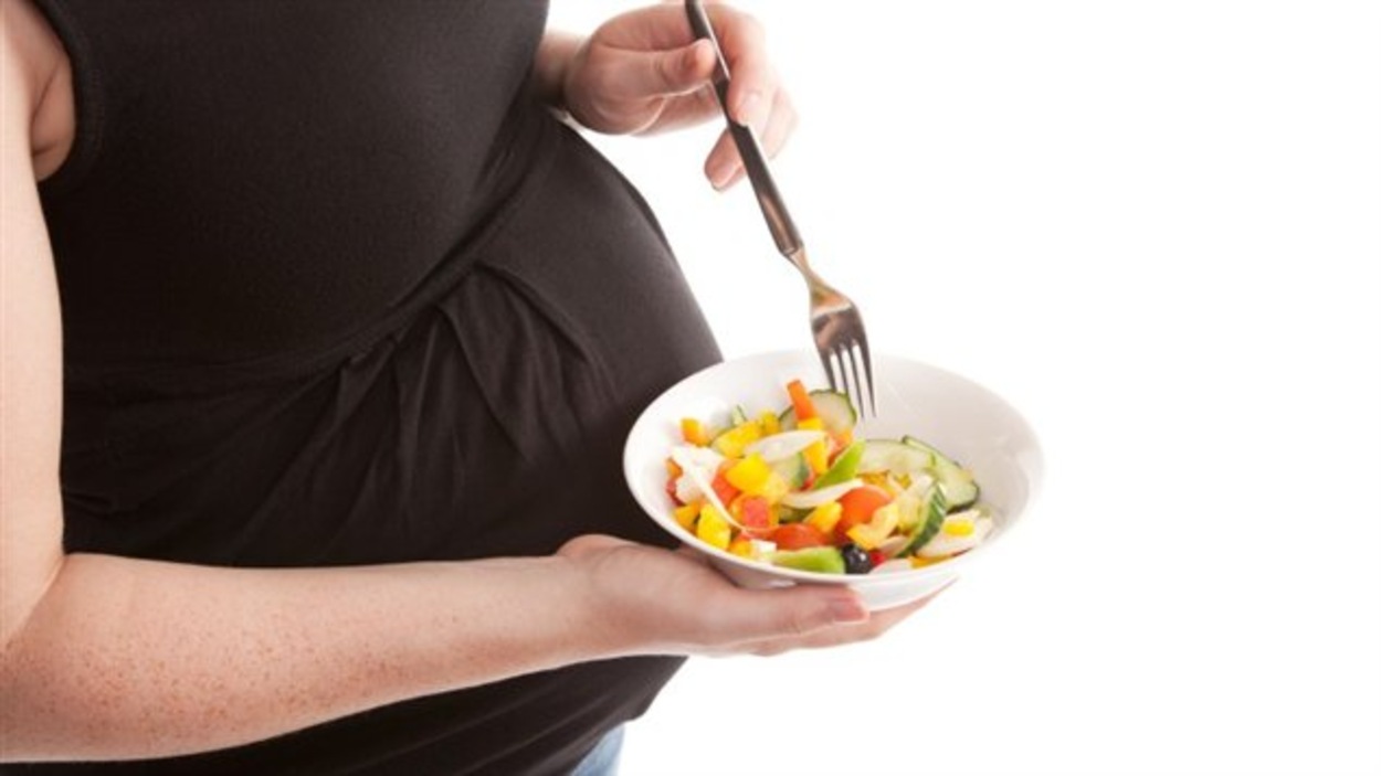 L'alimentation de la mère agit sur l'ADN du bébé | Radio-Canada