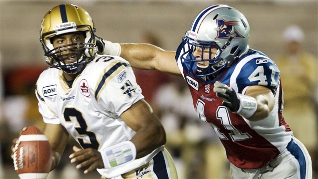 Emry tapé sur les doigts | Radio-Canada