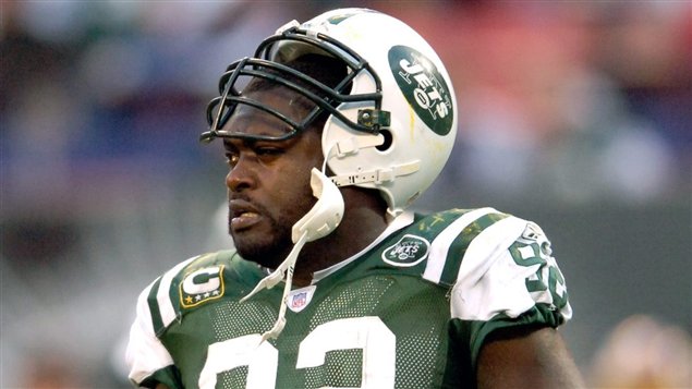 Shaun Ellis passe chez l'ennemi | Radio-Canada