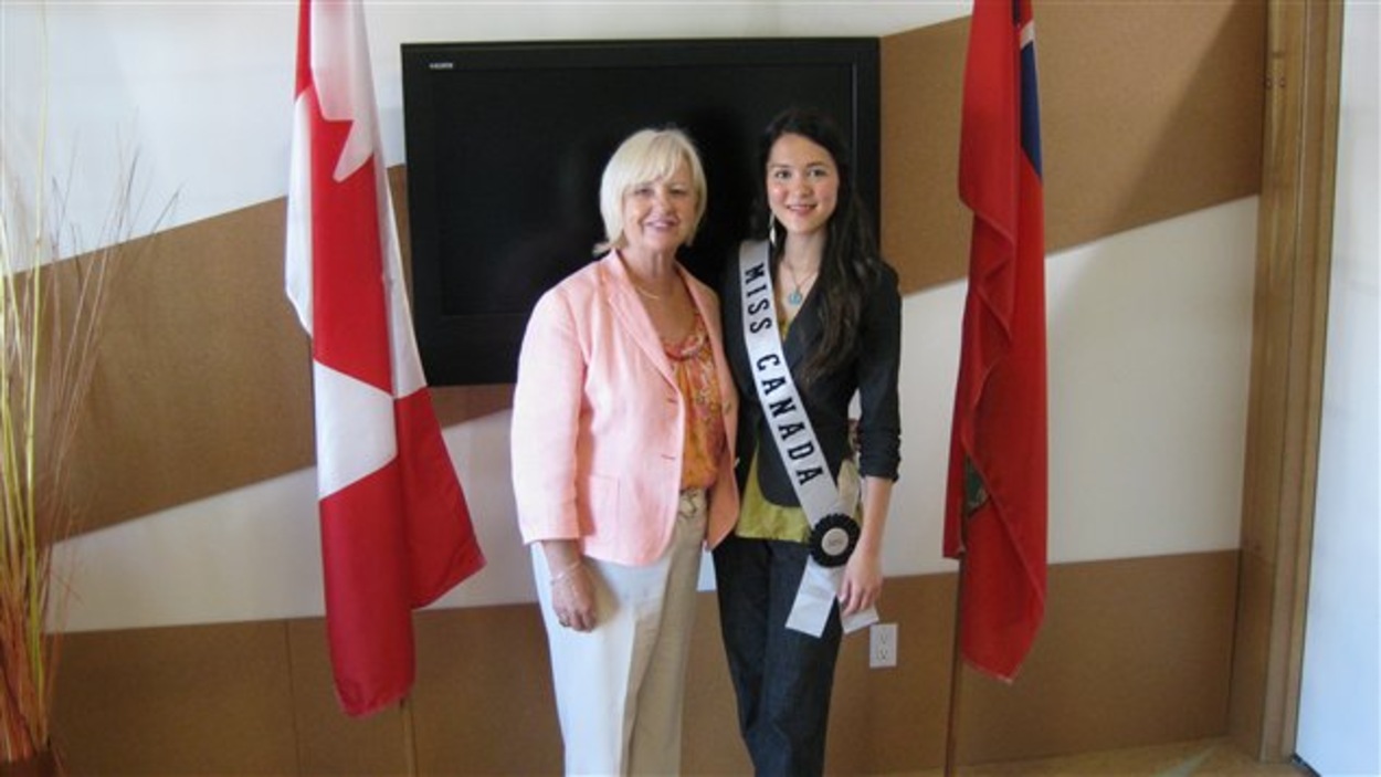 Miss Canada et la députée Joy Smith en lutte contre le trafic humain ...
