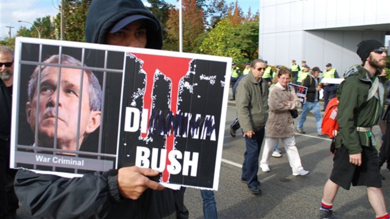 George W. Bush attire les manifestants à Surrey | Radio-Canada
