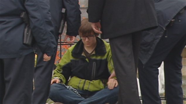 Commission Charbonneau : un jeune manifestant s'enchaîne | Radio-Canada