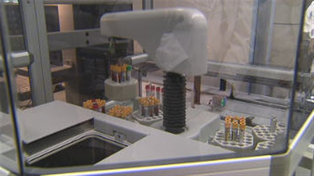 Un nouveau système d'analyse sanguine inauguré à Granby | Radio-Canada