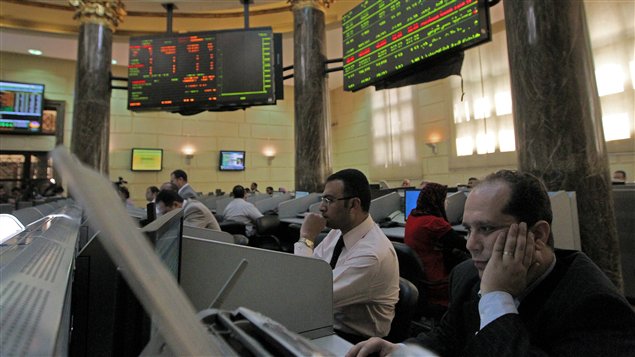 La Bourse du Caire clôture en baisse à cause de la crise | Radio-Canada