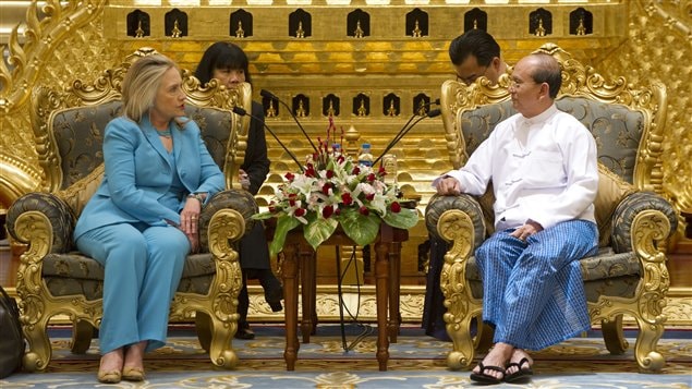 Visite historique d'Hillary Clinton au Myanmar | Radio-Canada