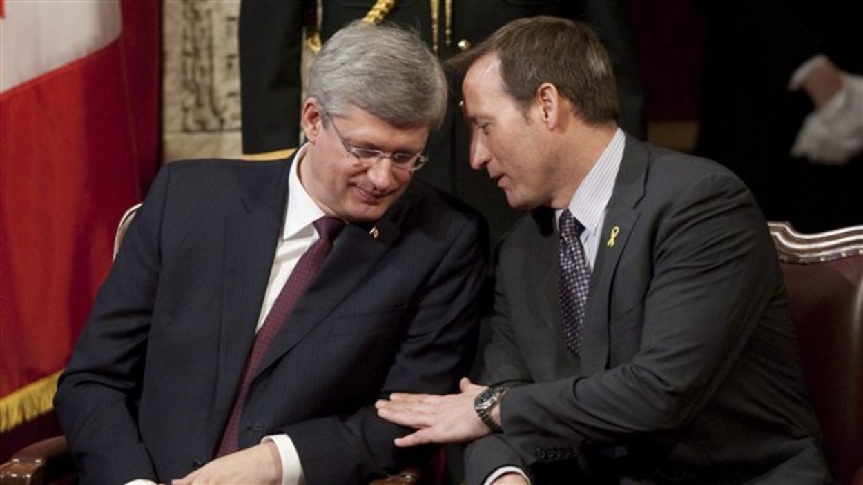 Harper défend MacKay sur l'utilisation d'un hélicoptère militaire ...