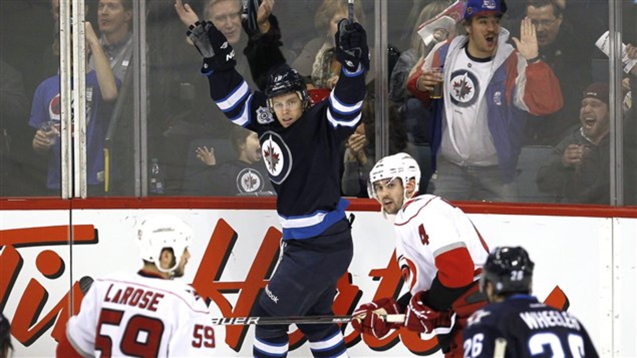 Les Jets gâchent l'arrivée de Spacek | Radio-Canada