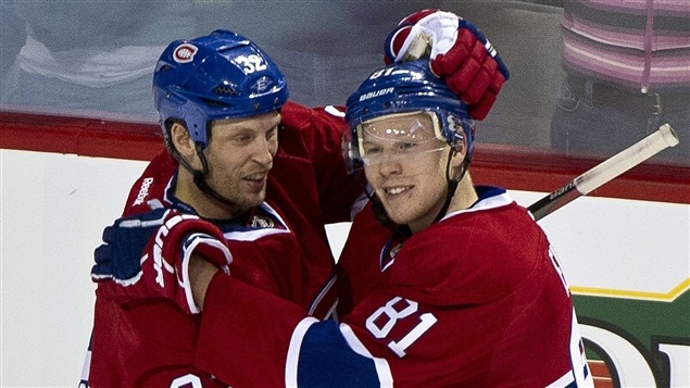 Deux jeunes, une salade de fruits | Radio-Canada