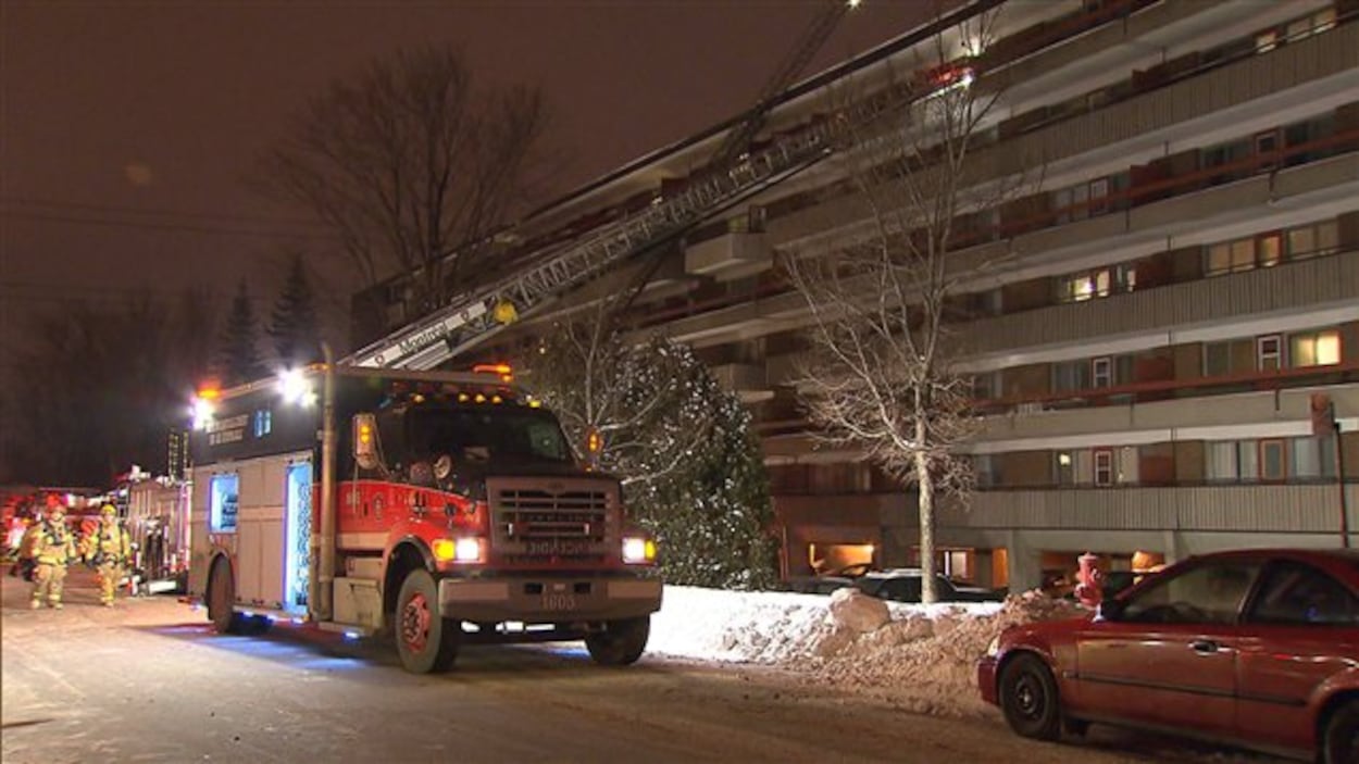 Un incendie force l'évacuation de dizaines de personnes | Radio-Canada