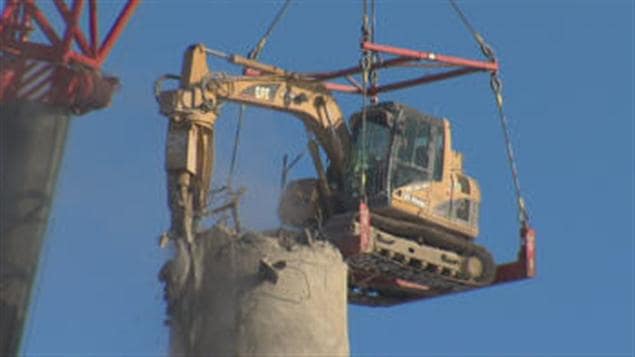 La cheminée de Cascades disparaît du ciel d'East-Angus | Radio-Canada