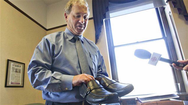 Des souliers sobres pour le ministre albertain des Finances | Radio-Canada