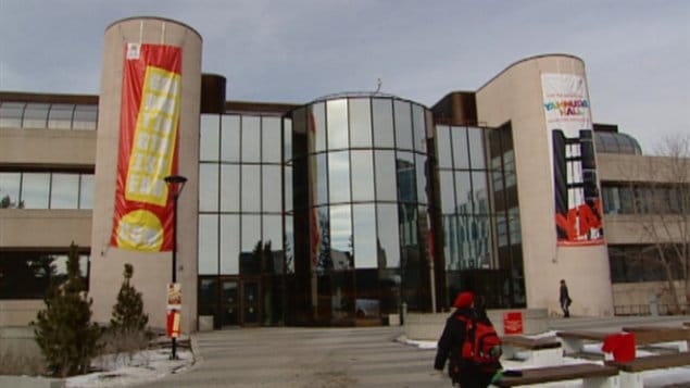 L'université de Calgary augmente les frais et réduit le nombre d ...