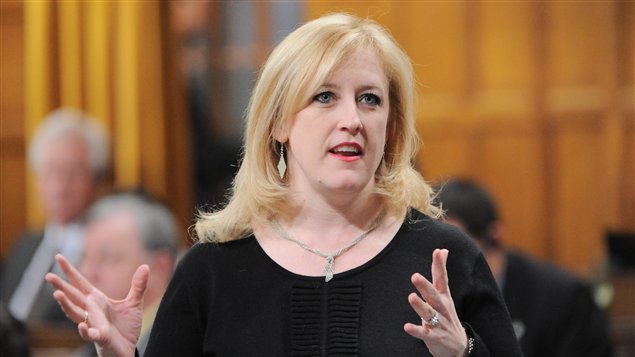 Surclassement sur un vol d'Air Canada : Lisa Raitt est blanchie | Radio ...