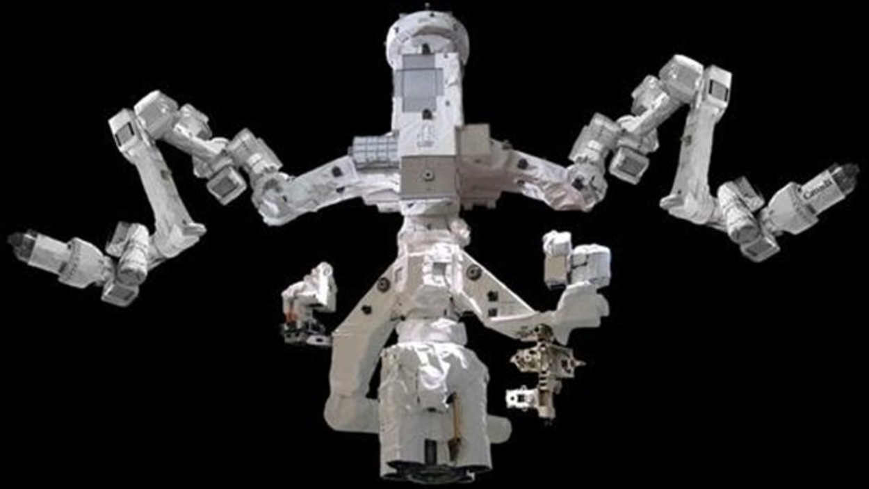 La précision chirurgicale de Dextre, le robot de l'espace | Radio-Canada