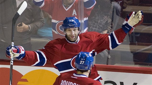 Cole rectifie le tir | Radio-Canada