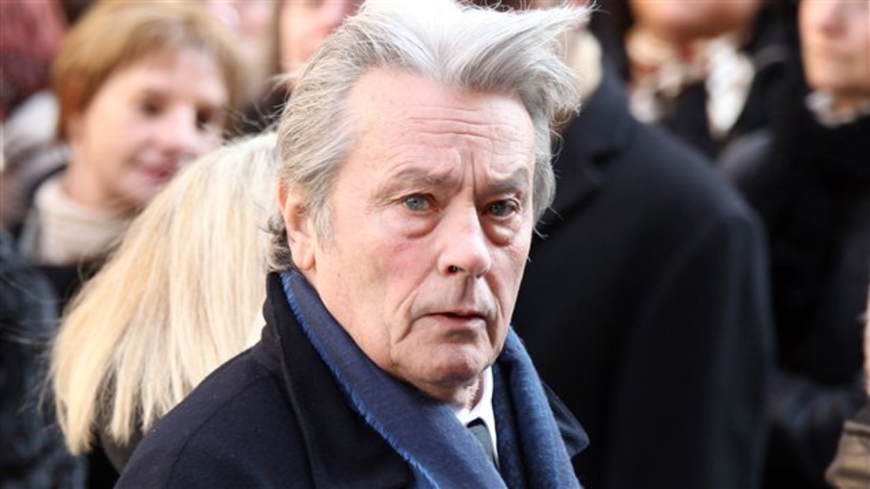 L'acteur Alain Delon hospitalisé | Radio-Canada
