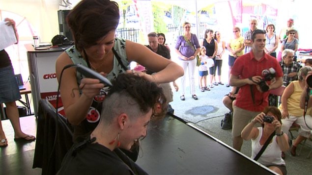 Des milliers de participants au Défi des têtes rasées de Leucan | Radio ...