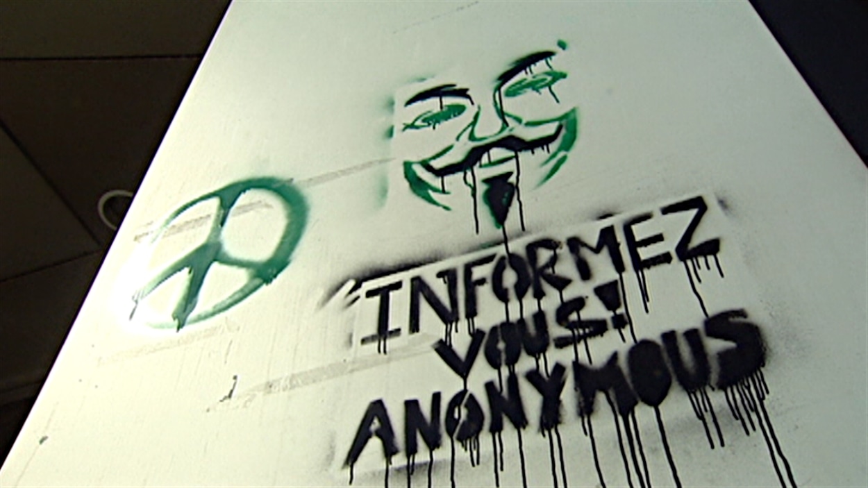 De nouveaux graffitis à l'effigie d'Anonymous | Radio-Canada