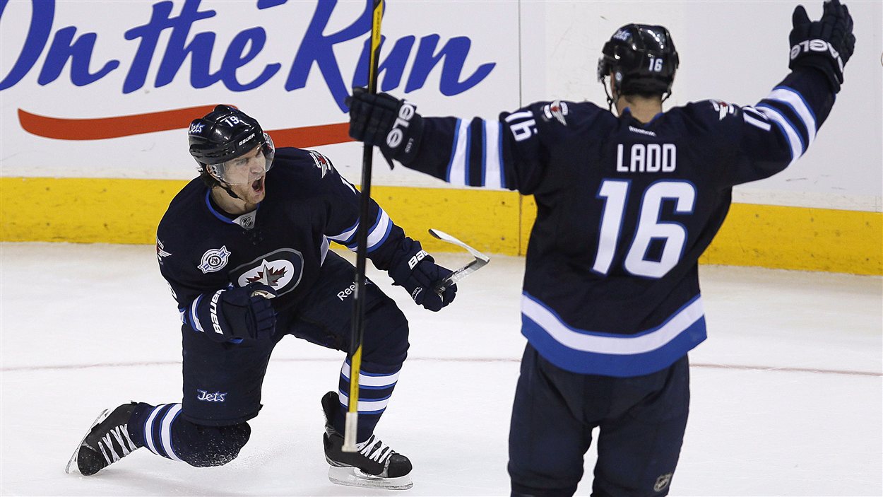 L'attaquant Jim Slater signe un contrat avec les Jets | Radio-Canada