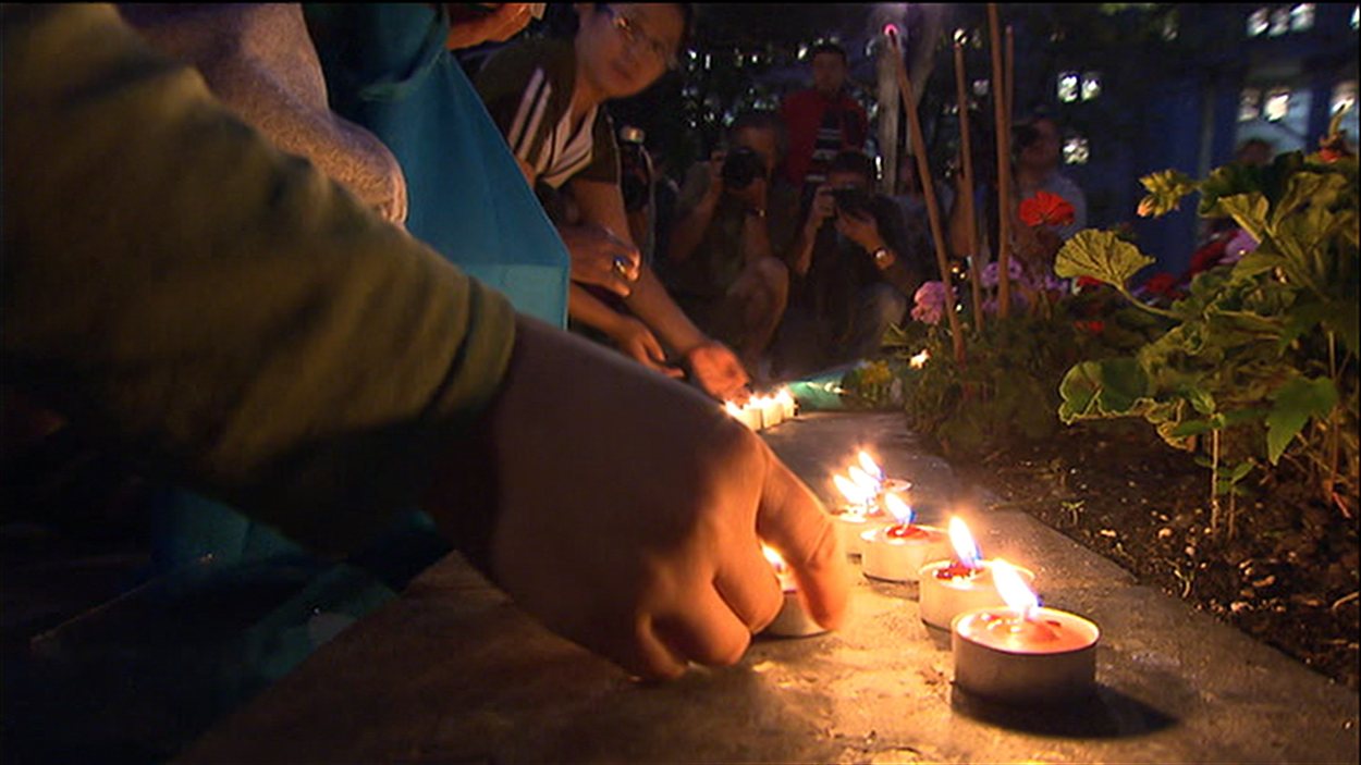 Veillée à la chandelle à la mémoire de Lin Jun | Radio-Canada.ca