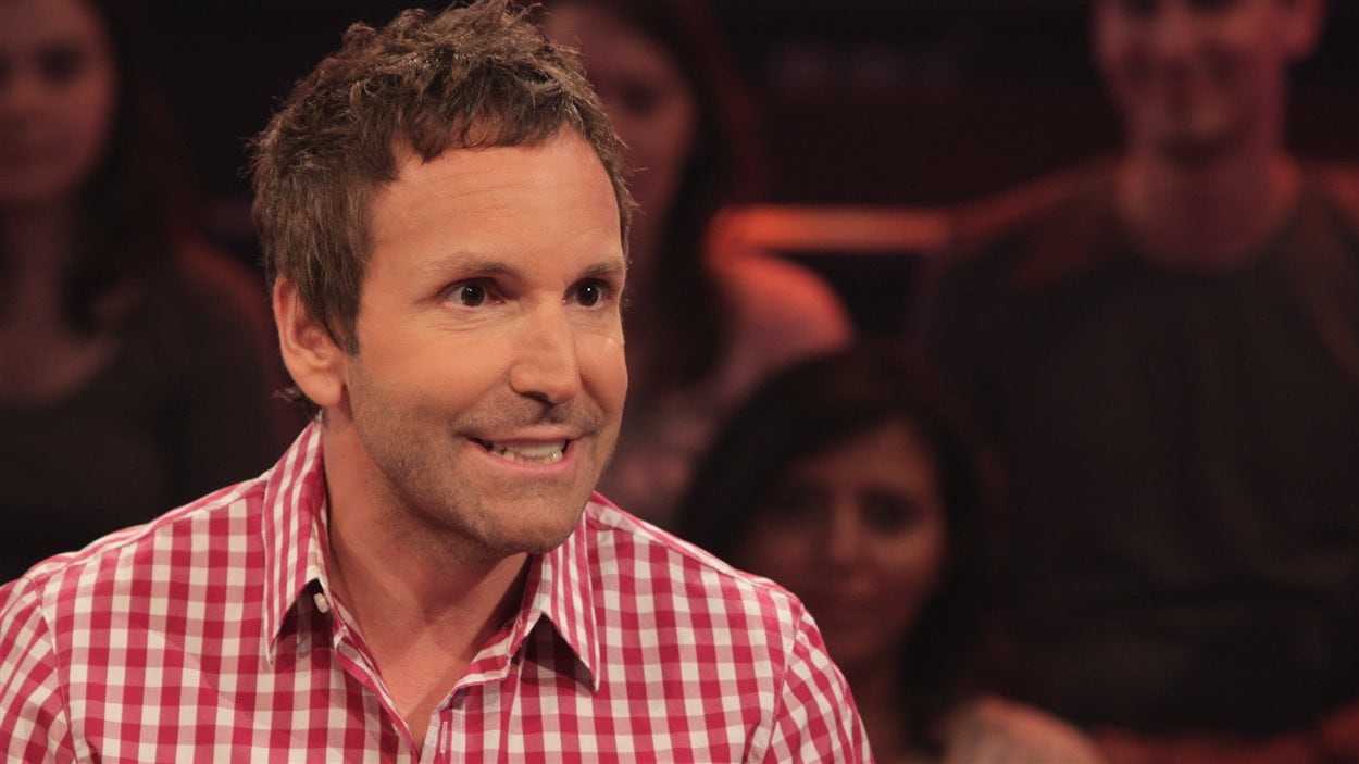 Éric Salvail animera une émission de fin de soirée à V | Radio-Canada