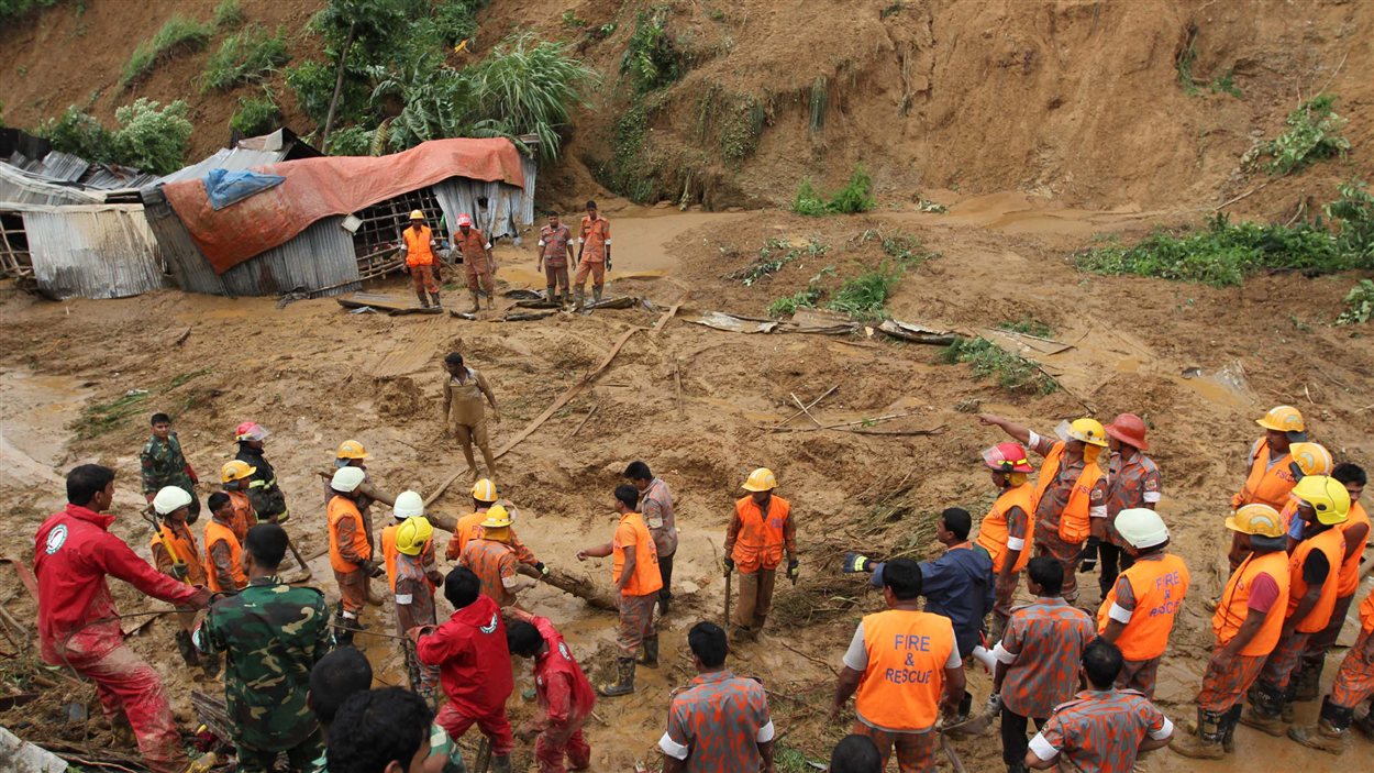 Des glissements de terrain font une centaine de morts au Bangladesh | Radio-Canada