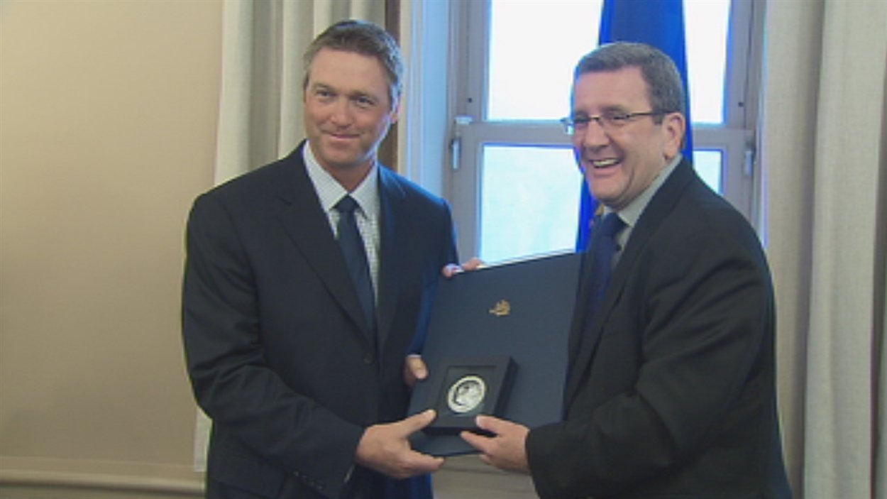 La Ville de Québec rend hommage à Patrick Roy | Radio-Canada