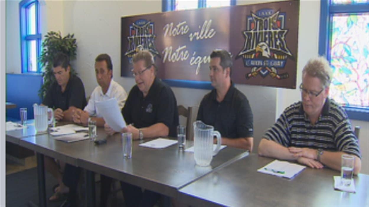 Jean-François Labbé derrière le banc du Caron et Guay de Trois-Rivières ...